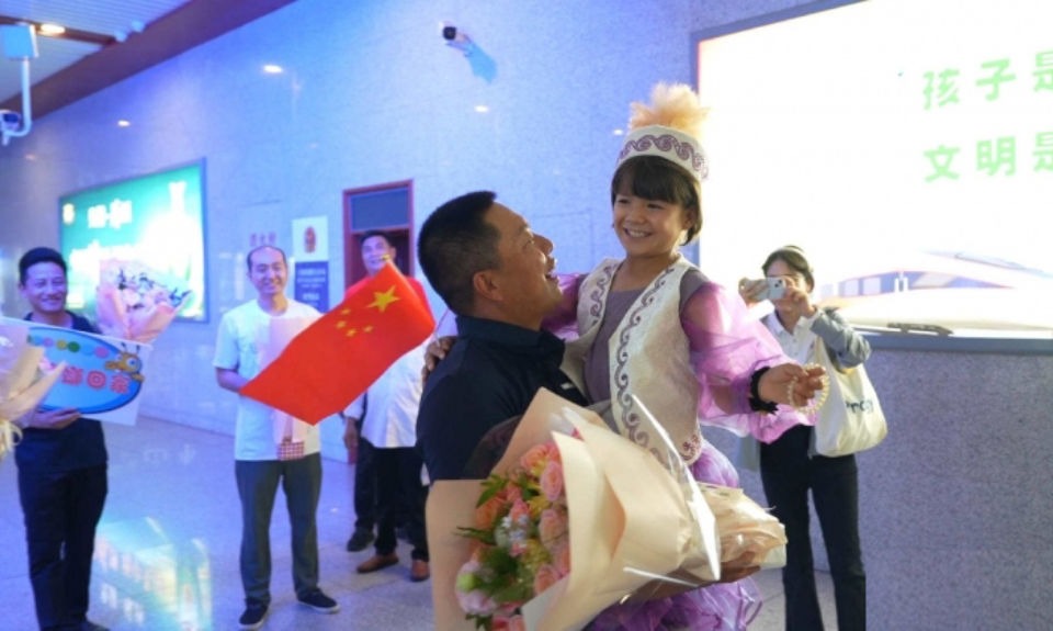 Girl Travels 4,000KM from Xinjiang to Thank Cleft Palate Surgery ...