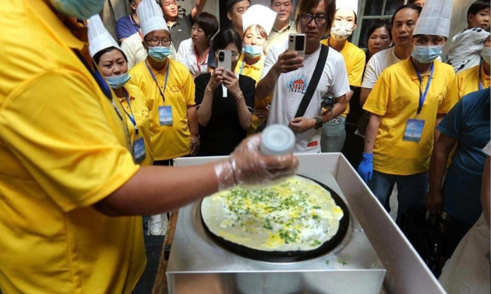 Tourists, Locals and Media Flock to Watch Yancheng Egg Pancake ...