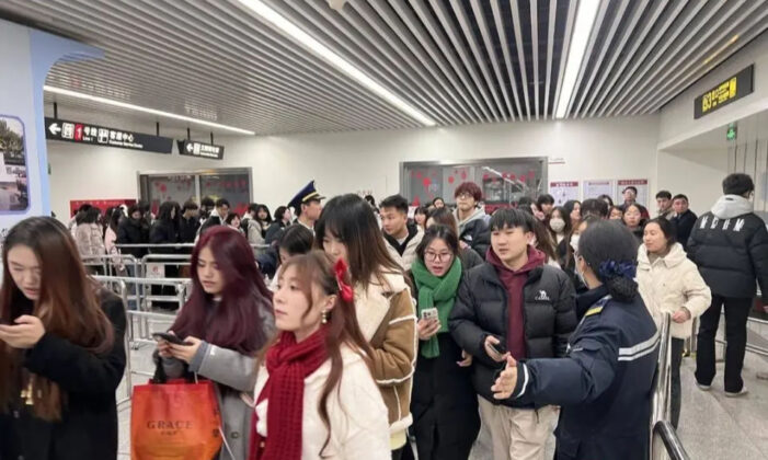Record Passenger Numbers as Changzhou Metro Trains Run until 01:55 for ...